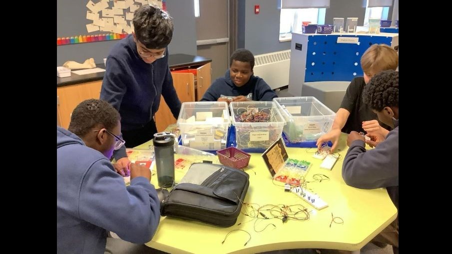 EVA Students Connect On Organized Lightning