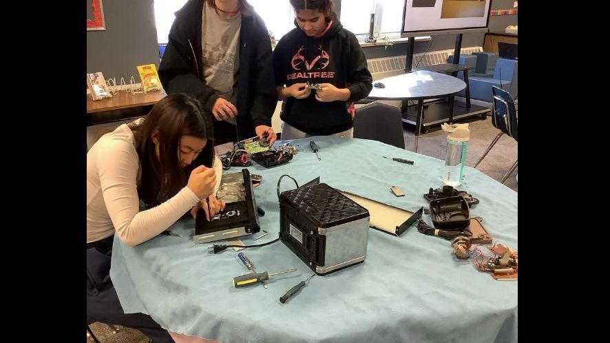 EVA Students Connect On Organized Lightning